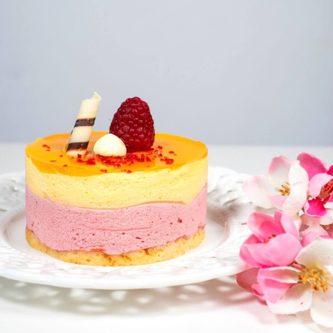 Tort trio cu mousse de zmeura, mango si fructul pasiunii | Dorothy Cakes